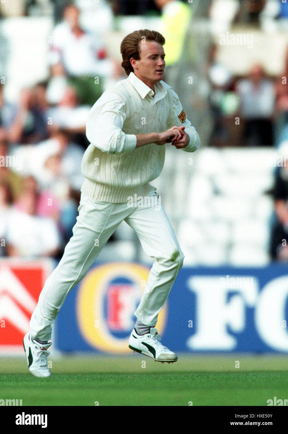 SHAUN UDAL ENGLAND & HAMPSHIRE CCC 01 June 1995 Stock Photo - Alamy