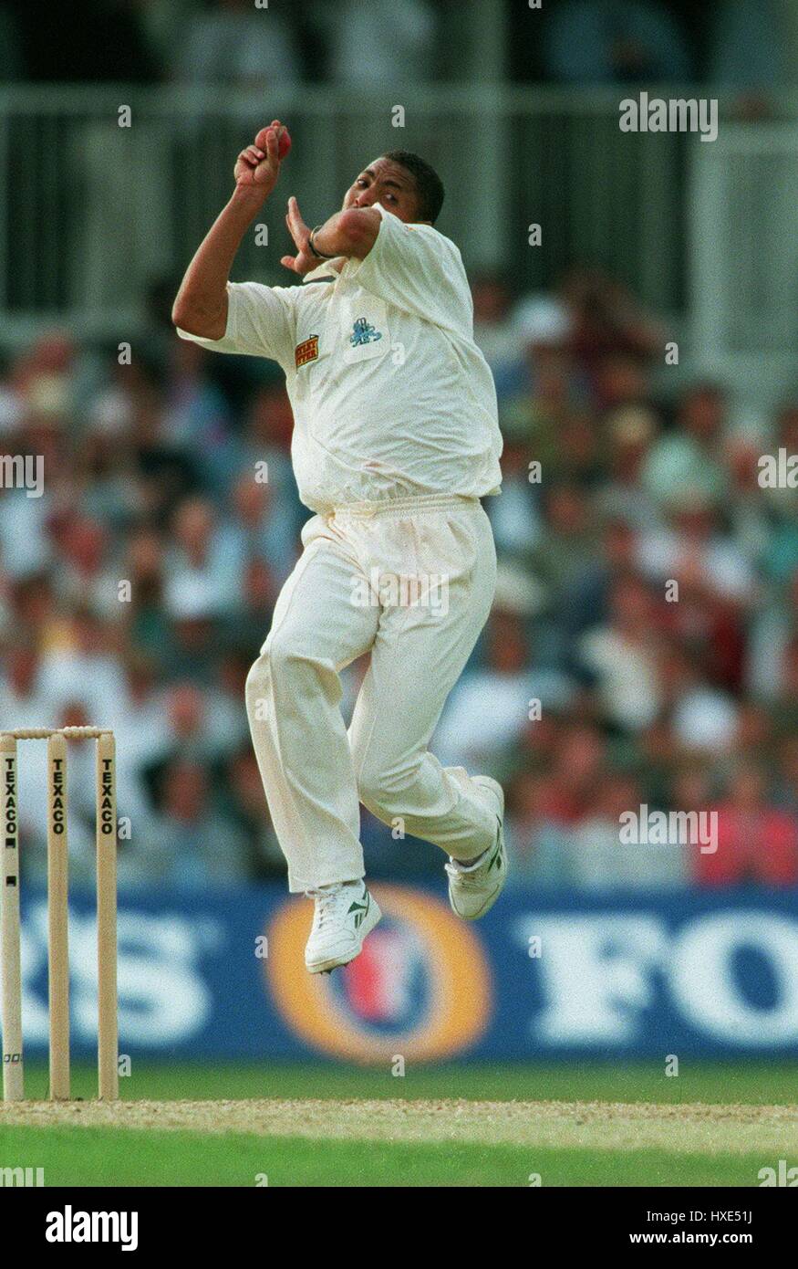 PHILLIP DEFREITAS ENGLAND & LANCASHIRE CCC 01 June 1995 Stock Photo - Alamy