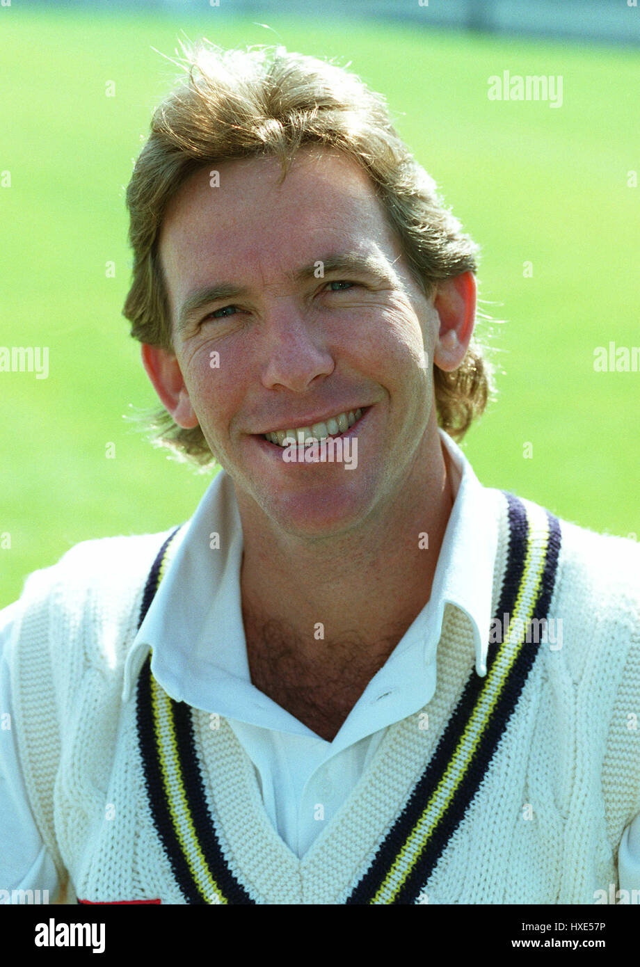 DERMOT REEVE WARWICKSHIRE CCC 14 April 1995 Stock Photo - Alamy