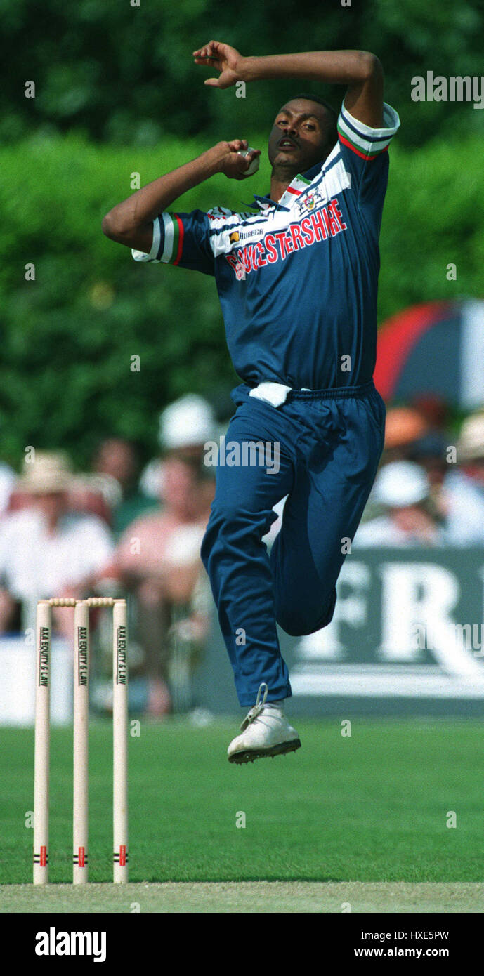 COURTNEY WALSH GLOUCESTERSHIRE CCC 16 June 1993 Stock Photo - Alamy