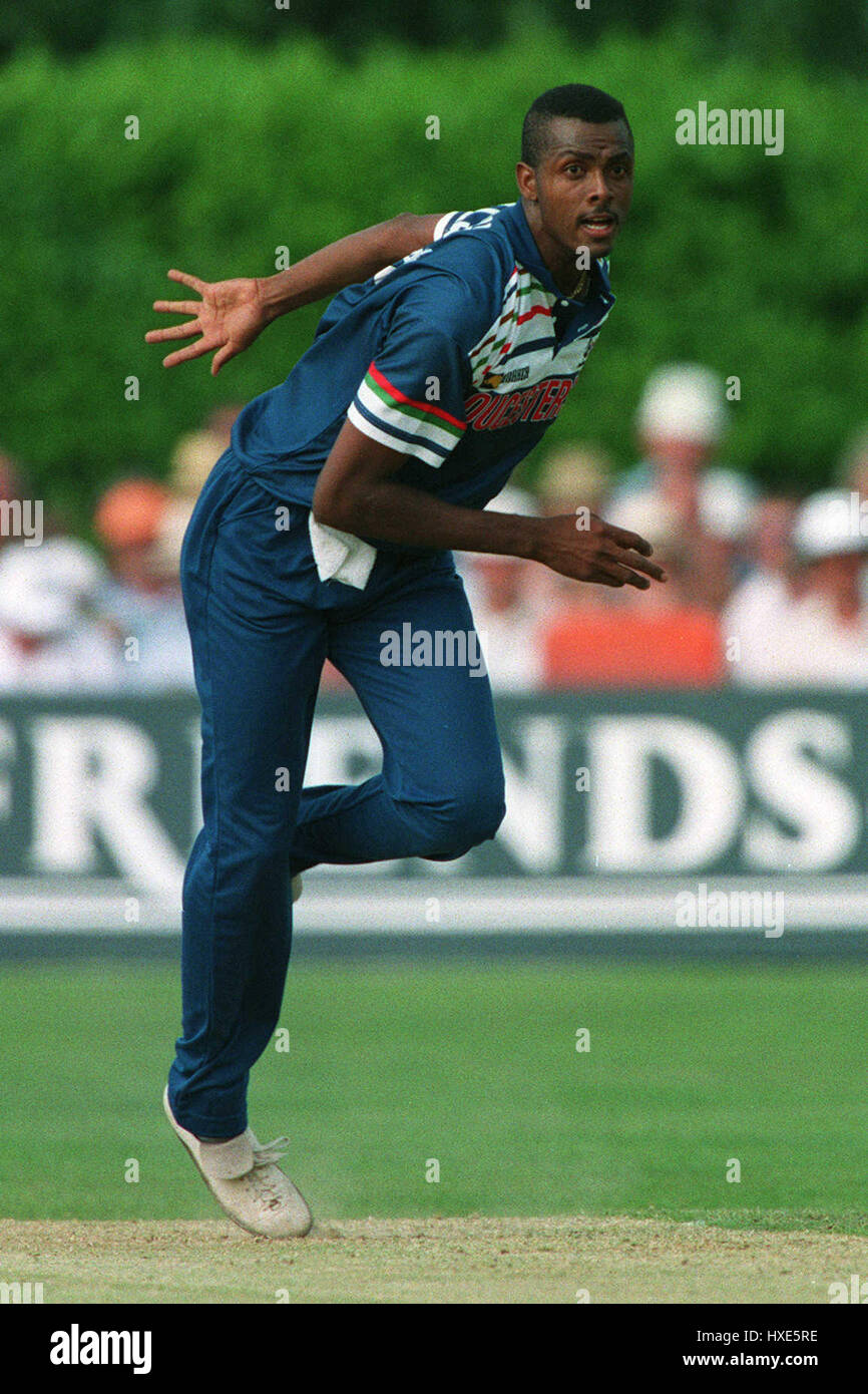 COURTNEY WALSH GLOUCESTERSHIRE CCC 14 June 1993 Stock Photo - Alamy