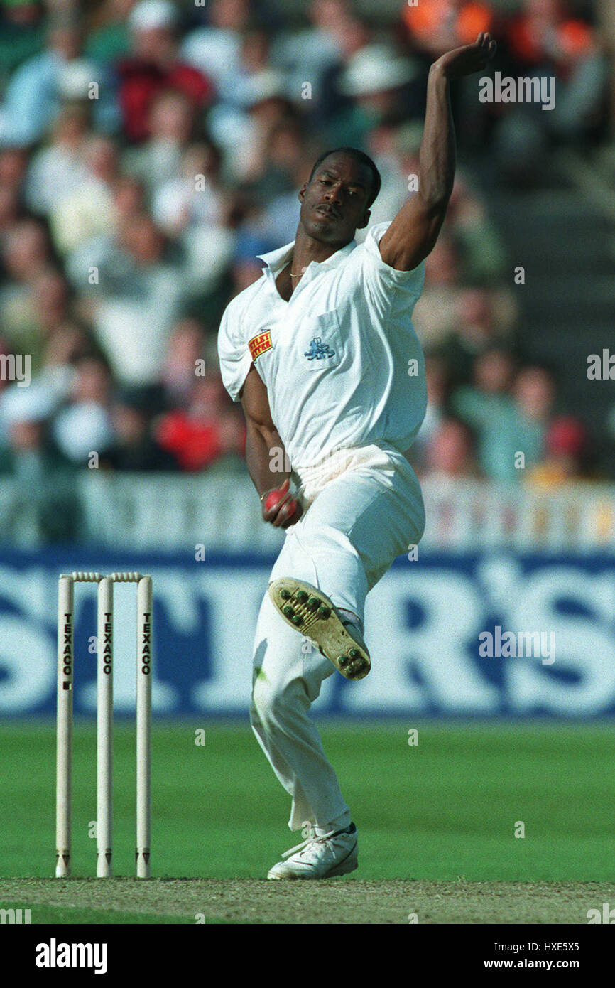 CHRIS LEWIS ENGLAND & LEICESTERSHIRE CCC 23 May 1993 Stock Photo - Alamy