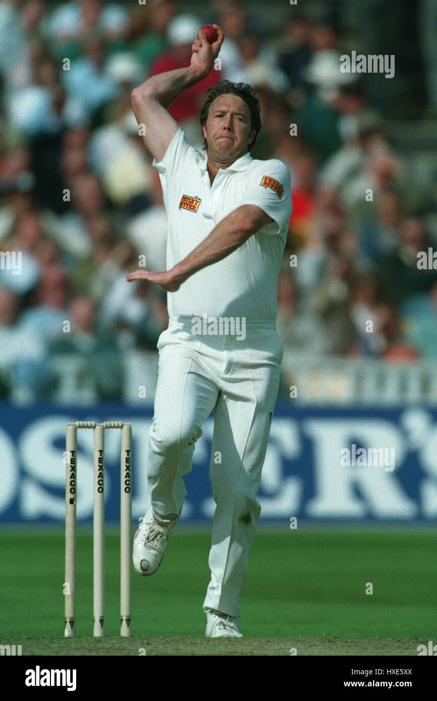 DEREK PRINGLE ENGLAND & ESSEX CCC 23 May 1993 Stock Photo - Alamy