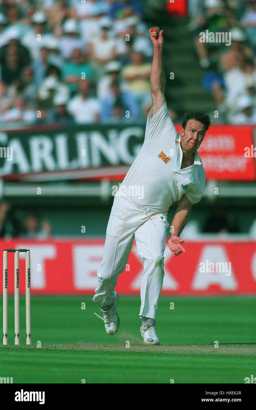 DEREK PRINGLE ENGLAND & ESSEX CCC 16 June 1992 Stock Photo - Alamy