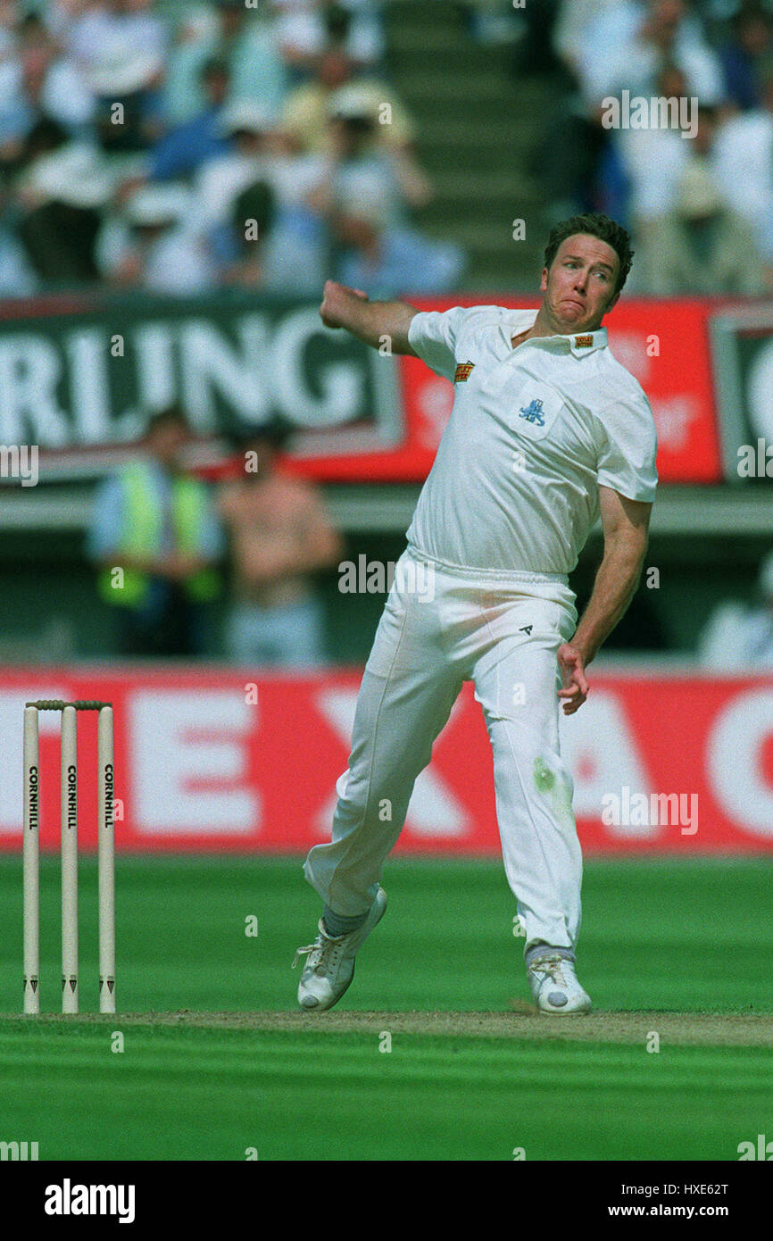 DEREK PRINGLE ENGLAND & ESSEX CCC 11 June 1992 Stock Photo - Alamy
