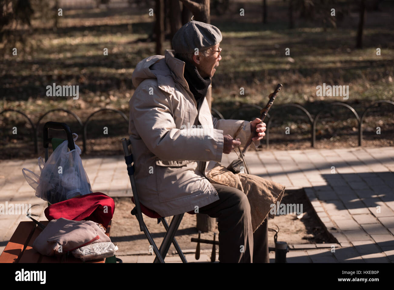 Man playing erhu chinese violin hi-res stock photography and images - Alamy