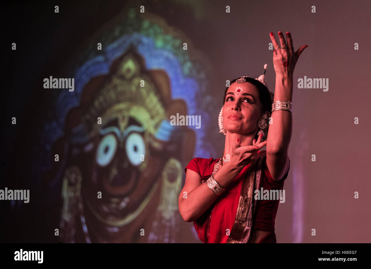 Odissi dancer performing on stage Stock Photo - Alamy