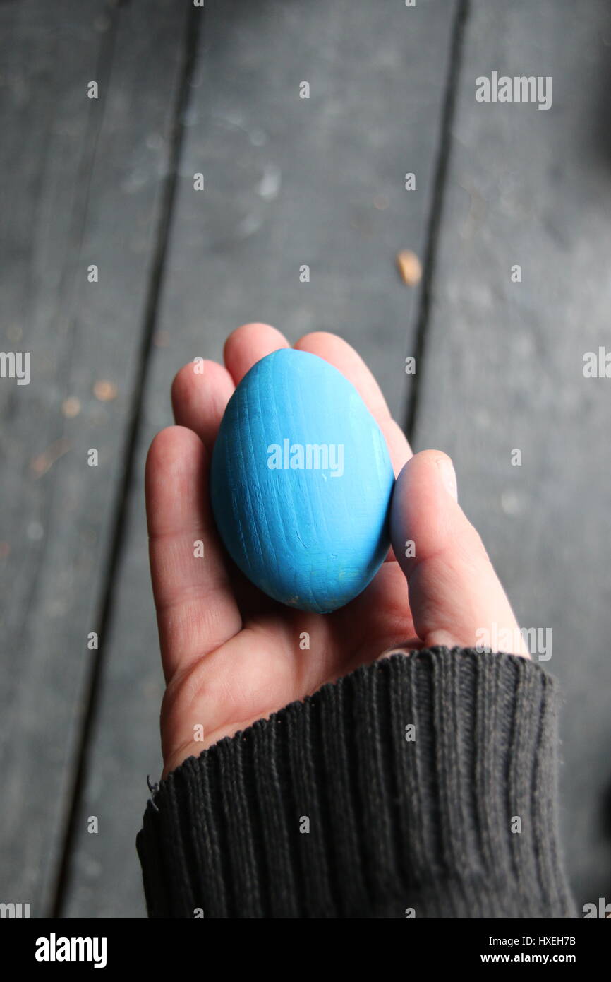 Holding easter egg hi-res stock photography and images - Alamy