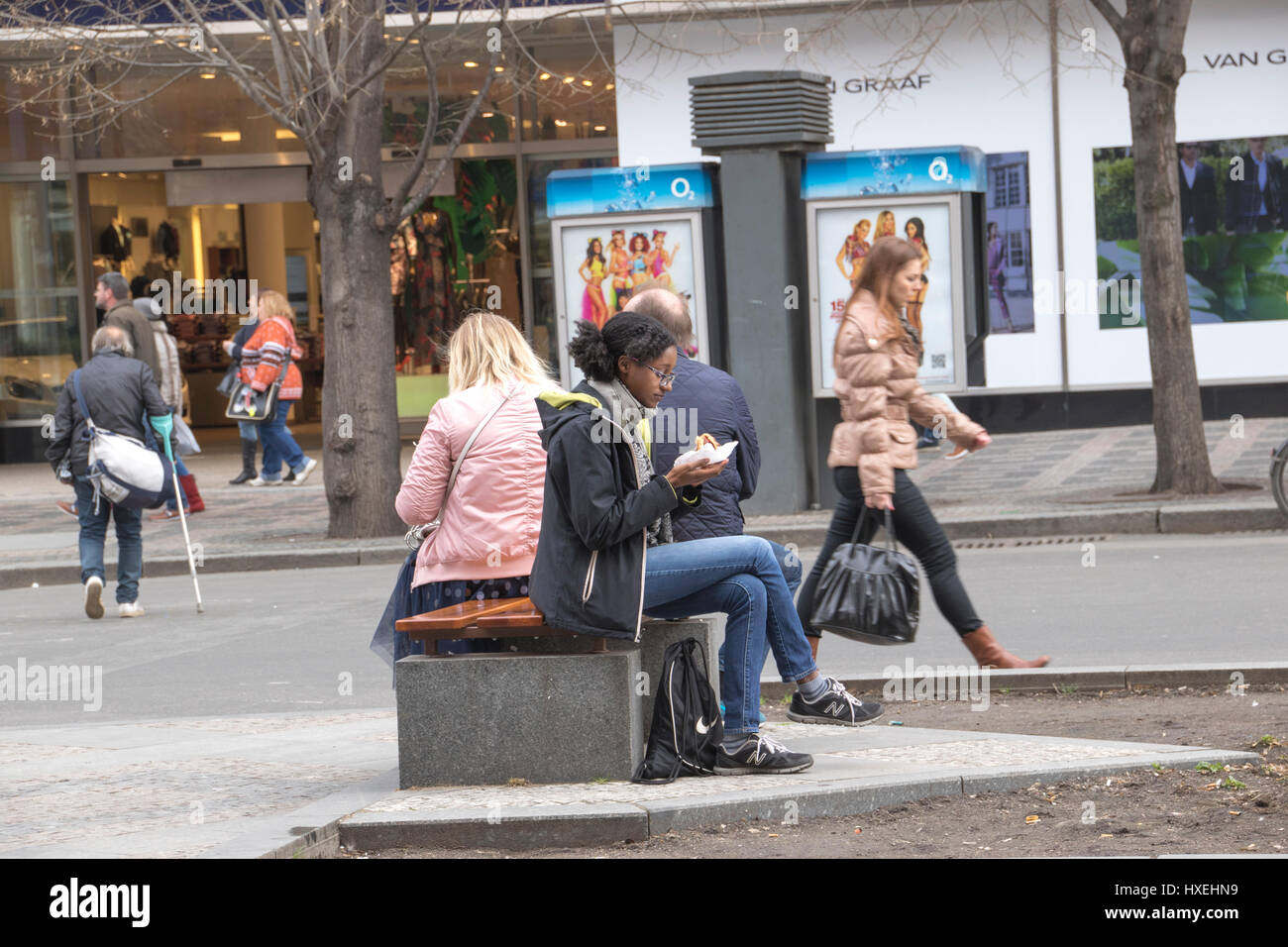 Woman eating burger bench hi-res stock photography and images - Alamy