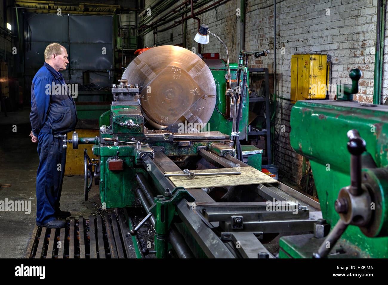 Geared head facing hi-res stock photography and images - Alamy