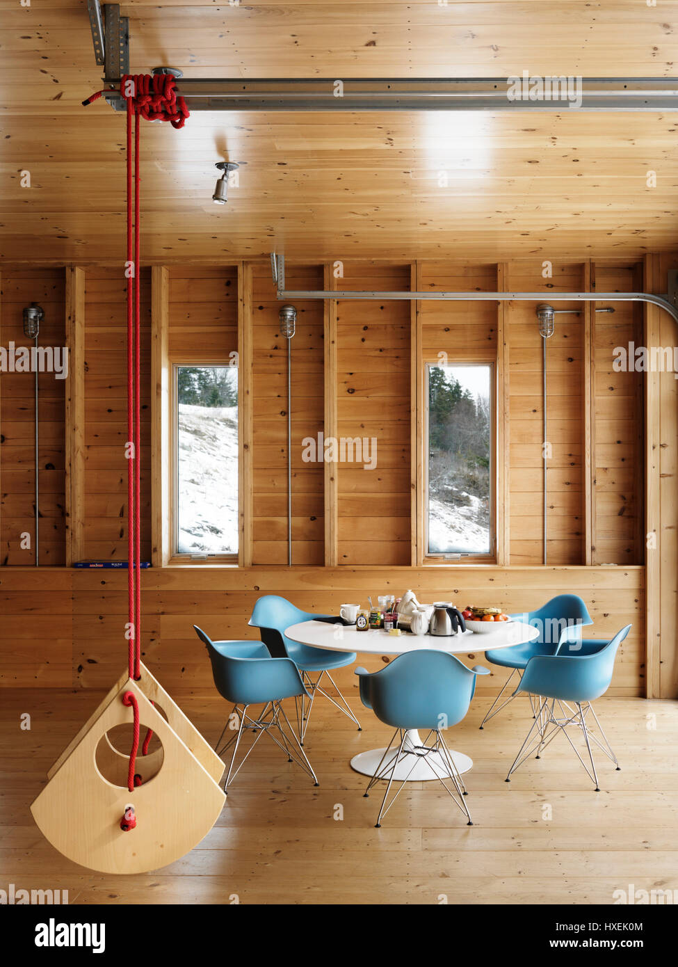 Eames shell chairs around a Saarinen Tulip table in the living room ...