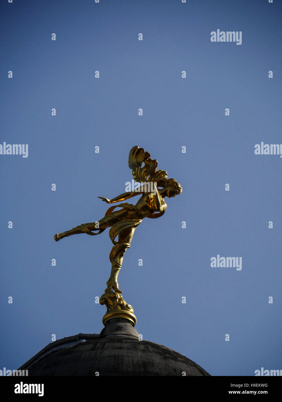 Bank of england gold statue hi-res stock photography and images - Alamy