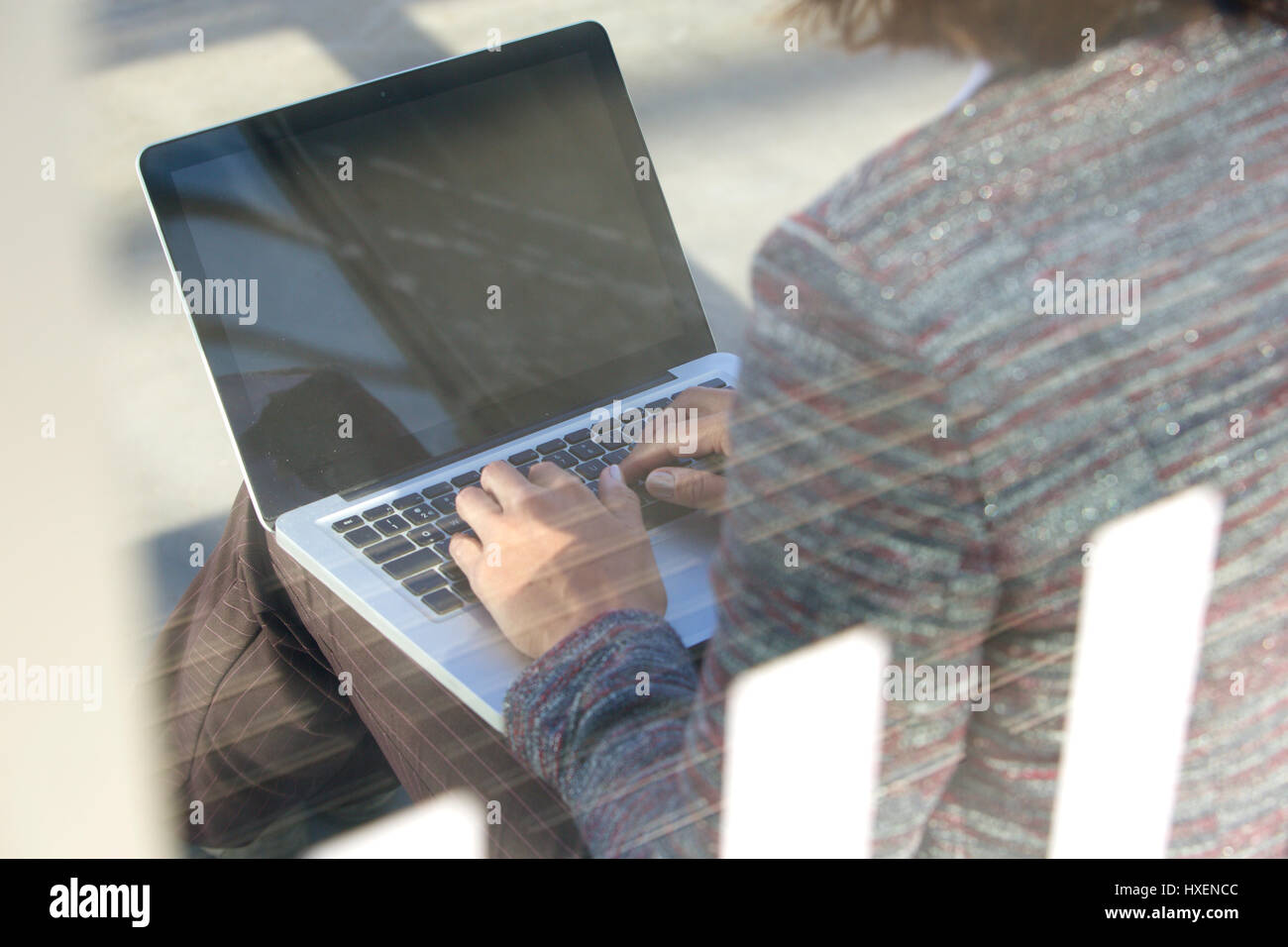 Woman typing computer back view hi-res stock photography and images - Alamy