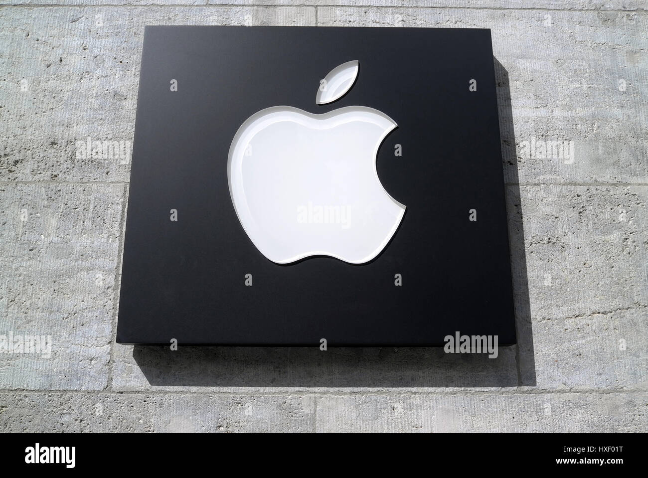 The Apple retail store in Berlin is located at the prestigious street ...
