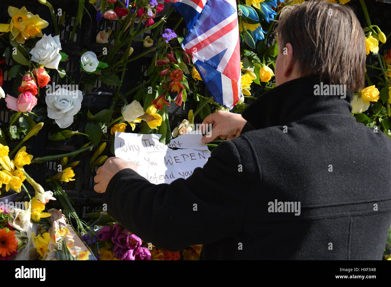 Leaving a note hi-res stock photography and images - Alamy