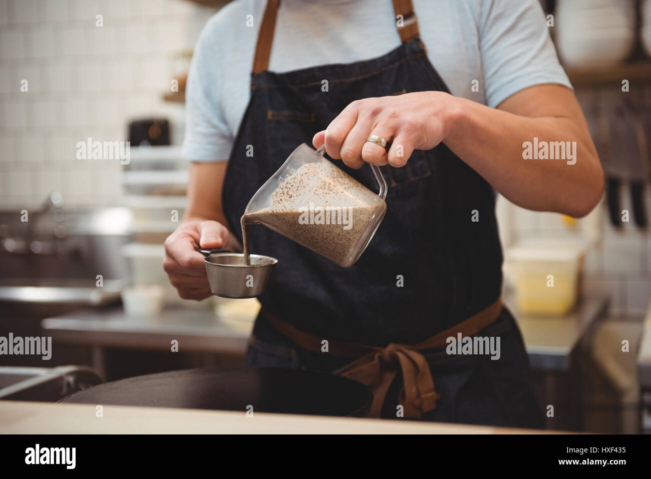 Chinese chef measuring hi-res stock photography and images - Alamy
