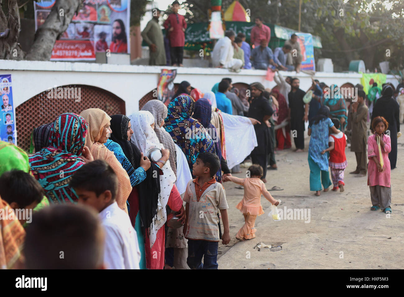 Lahore, Pakistan. 27th Mar, 2017. Pakistani devotee attends the last day of three- days 429th ...