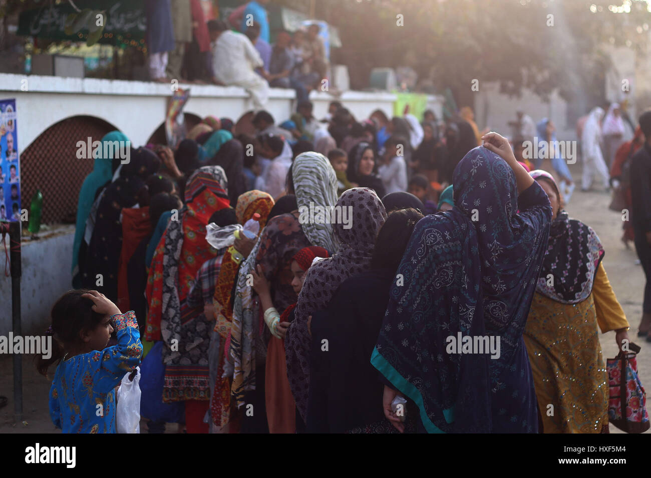 Lahore, Pakistan. 27th Mar, 2017. Pakistani devotee attends the last day of three- days 429th ...