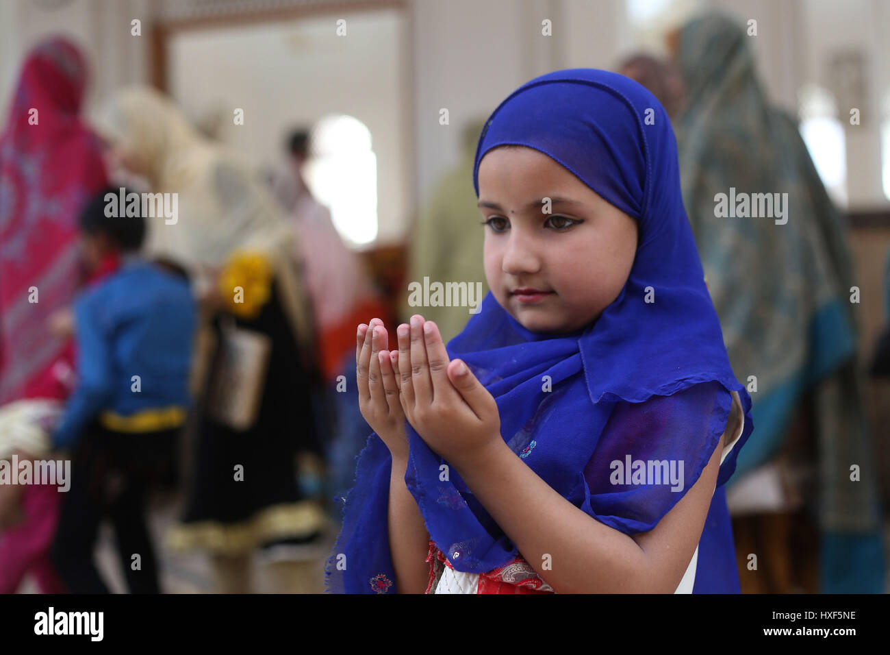 Lahore, Pakistan. 27th Mar, 2017. Pakistani devotee attends the last day of three- days 429th ...