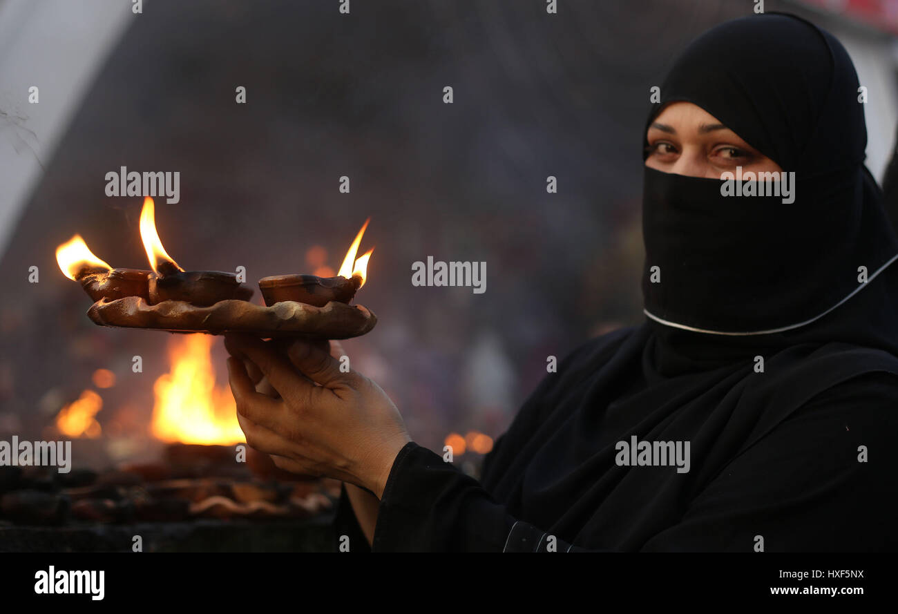 Lahore, Pakistan. 27th Mar, 2017. Pakistani devotee attends the last day of three- days 429th ...