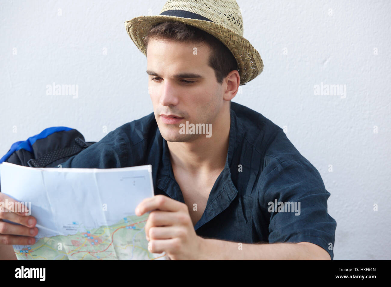Man reading map hi-res stock photography and images - Alamy