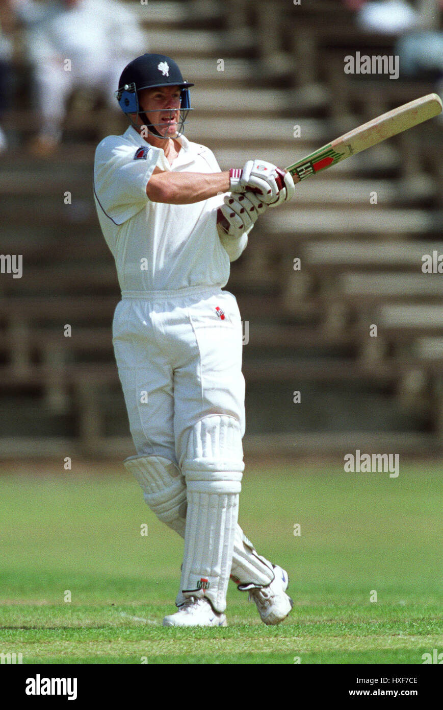 PETER BOWLER SOMERSET CCC SCARBOROUGH ENGLAND 19 July 2000 Stock Photo ...