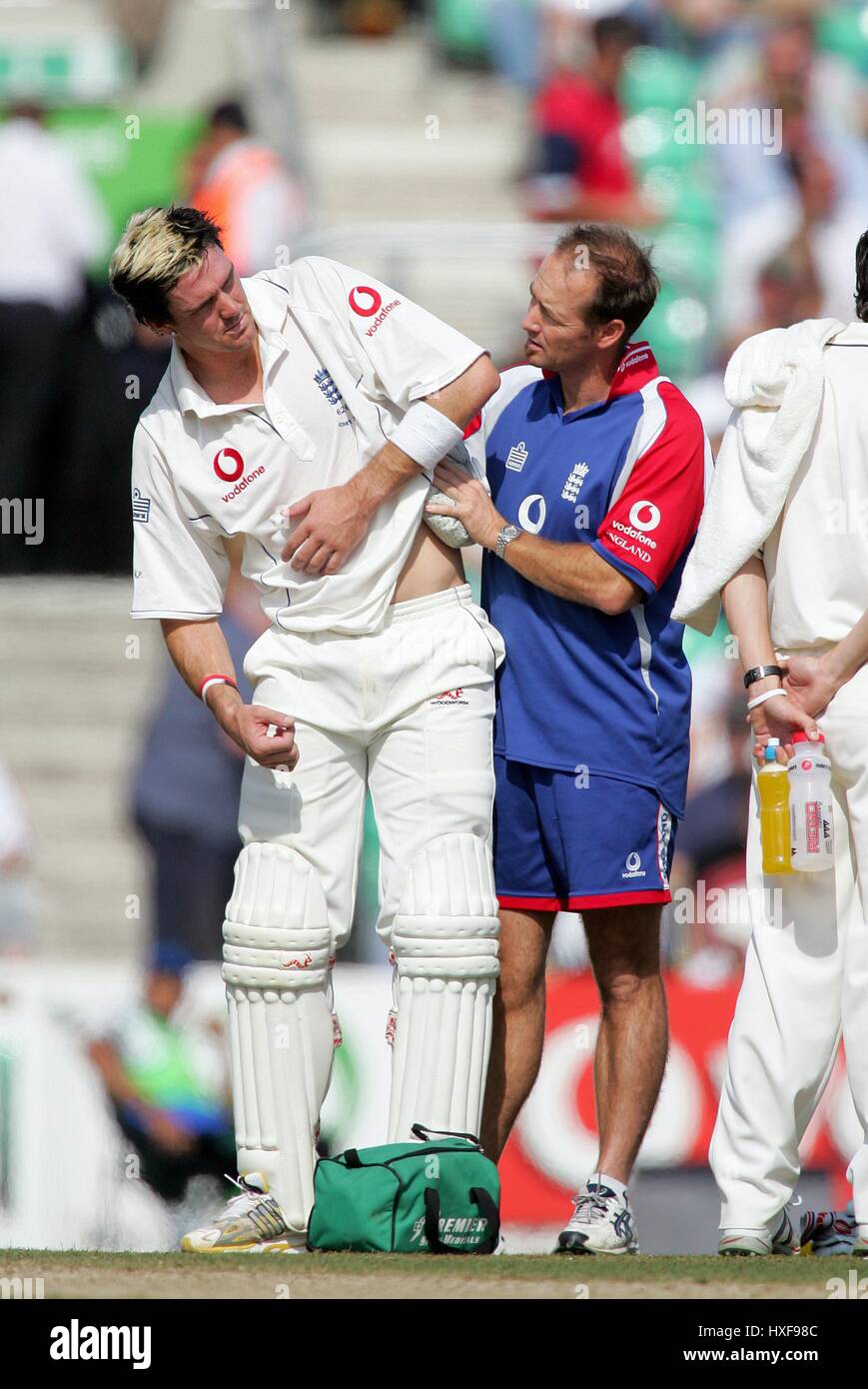 KEVIN PIETERSEN WITH PHYSIO ENGLAND V AUSTRALIA THE ASHES THE BRIT OVAL ...