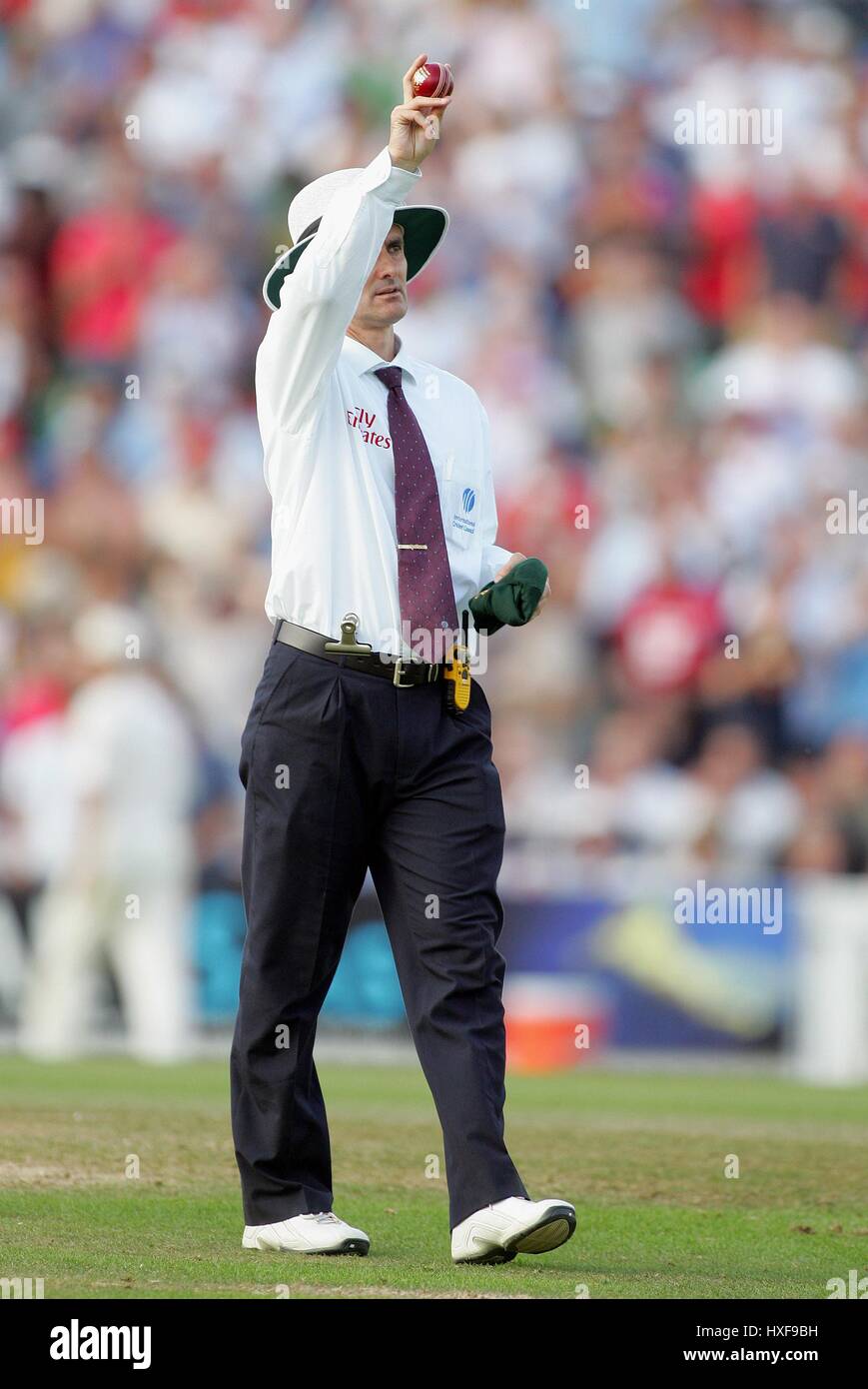 BILLY BOWDEN WITH NEW BALL CRICKET UMPIRE THE BRIT OVAL LONDON 12 ...
