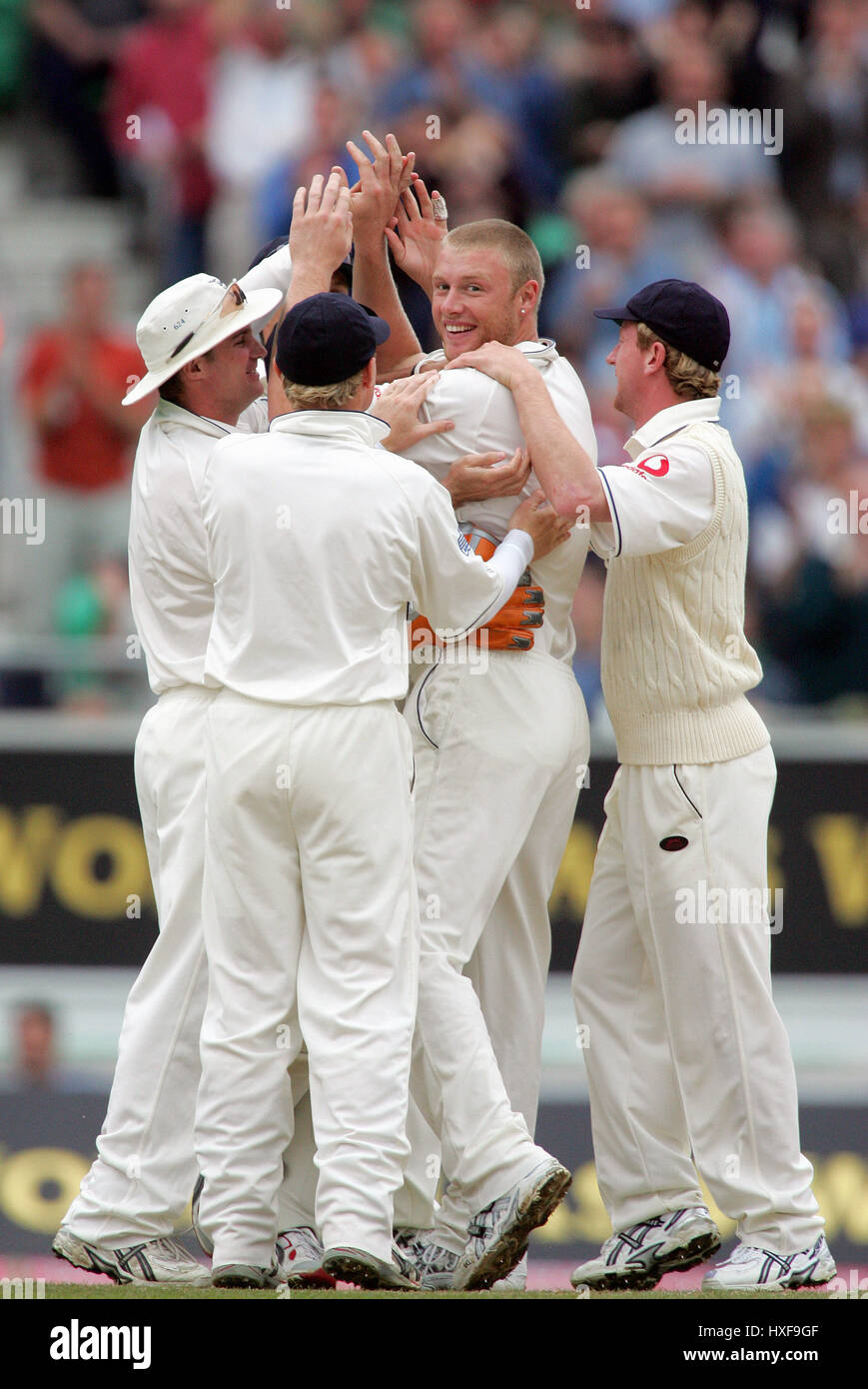 ANDREW FLINTOFF TEAM CELEBRATE ENGLAND V AUSTRALIA THE BRIT OVAL LONDON ...