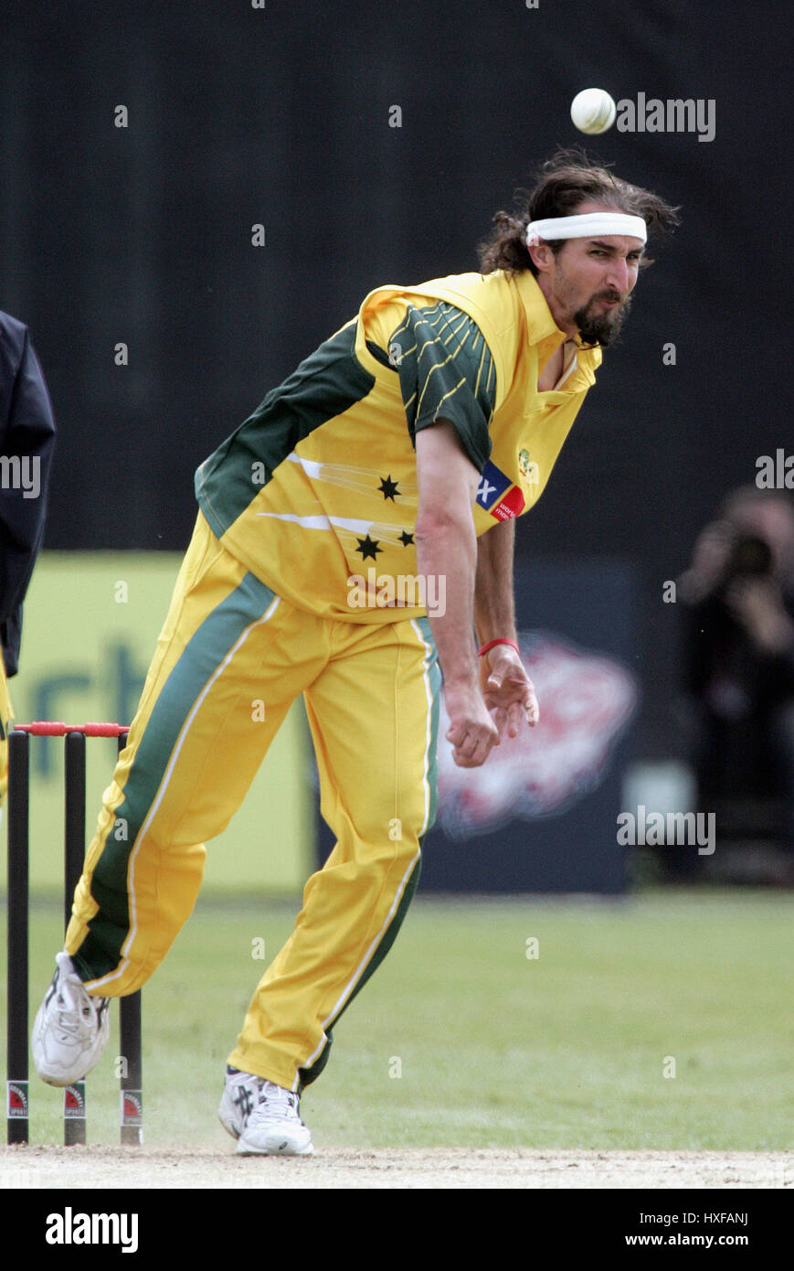 Jason gillespie of australia bowling hi-res stock photography and ...
