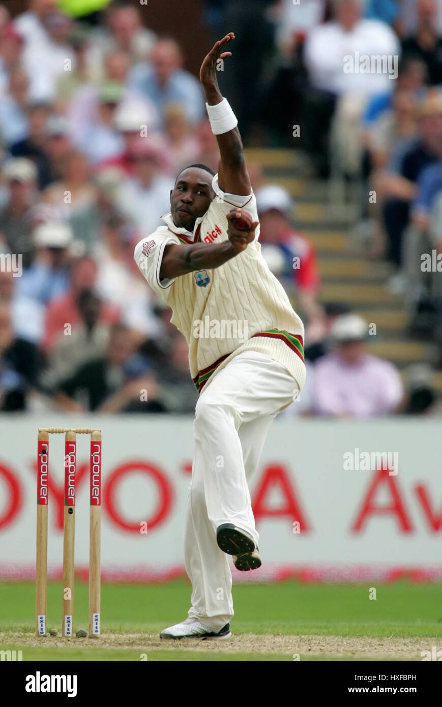 Dwayne bravo bowling hi-res stock photography and images - Alamy