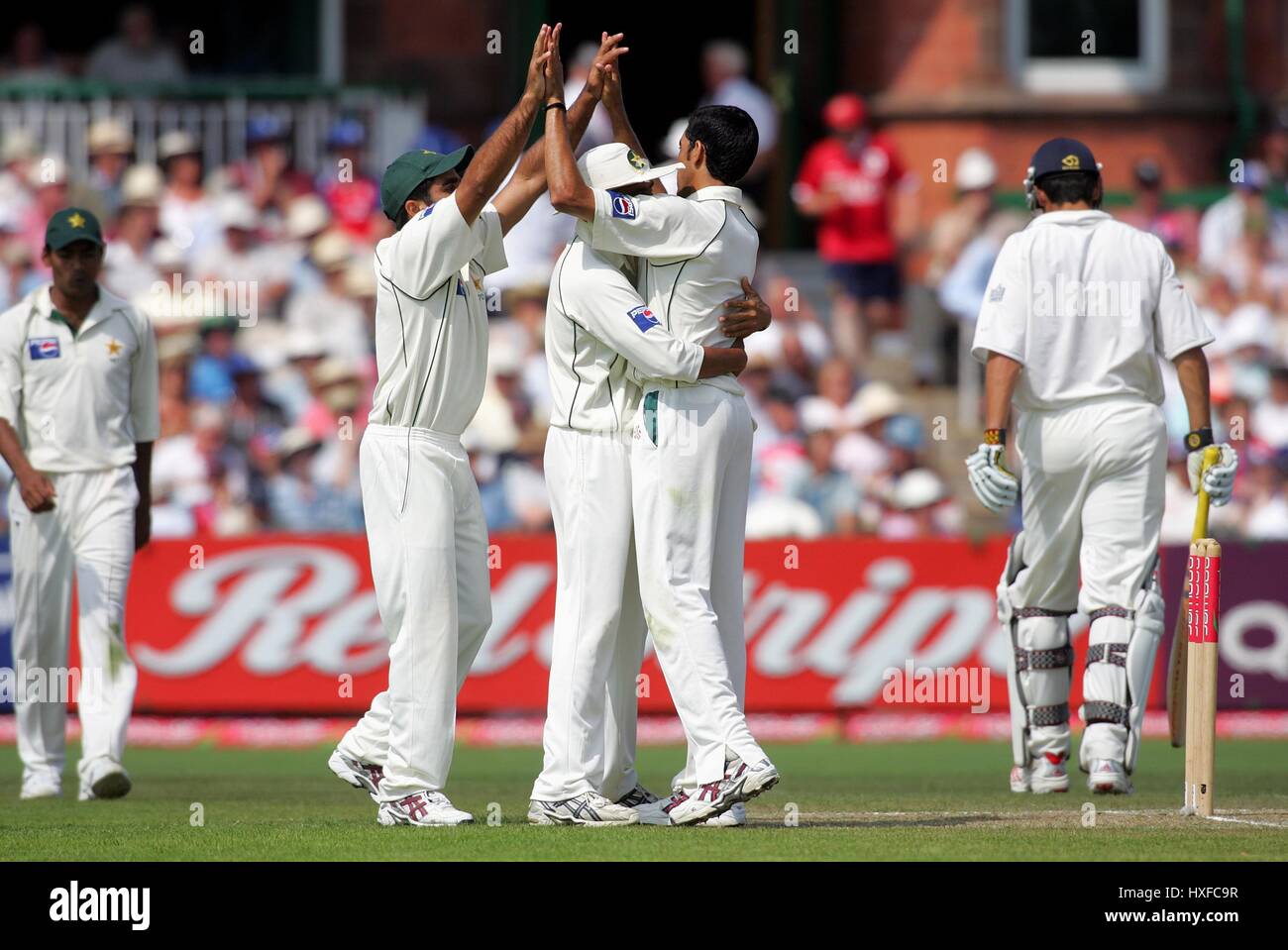 PAKISTAN CELEBRATE ENGLAND V PAKISTAN OLD TRAFFORD MANCHESTER ENGLAND ...