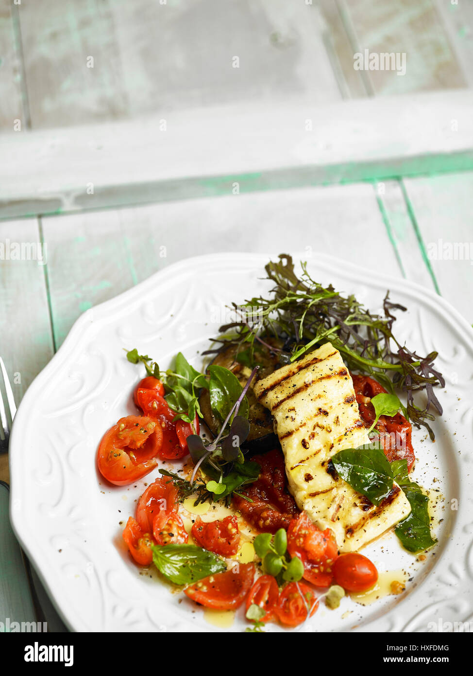 grilled halloumi salad with tomatoes Stock Photo - Alamy