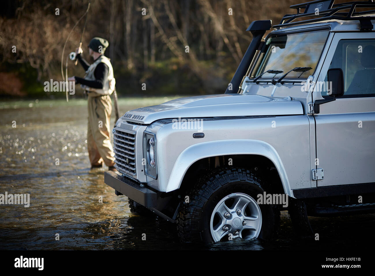 Driving a land rover off road hi-res stock photography and images - Alamy