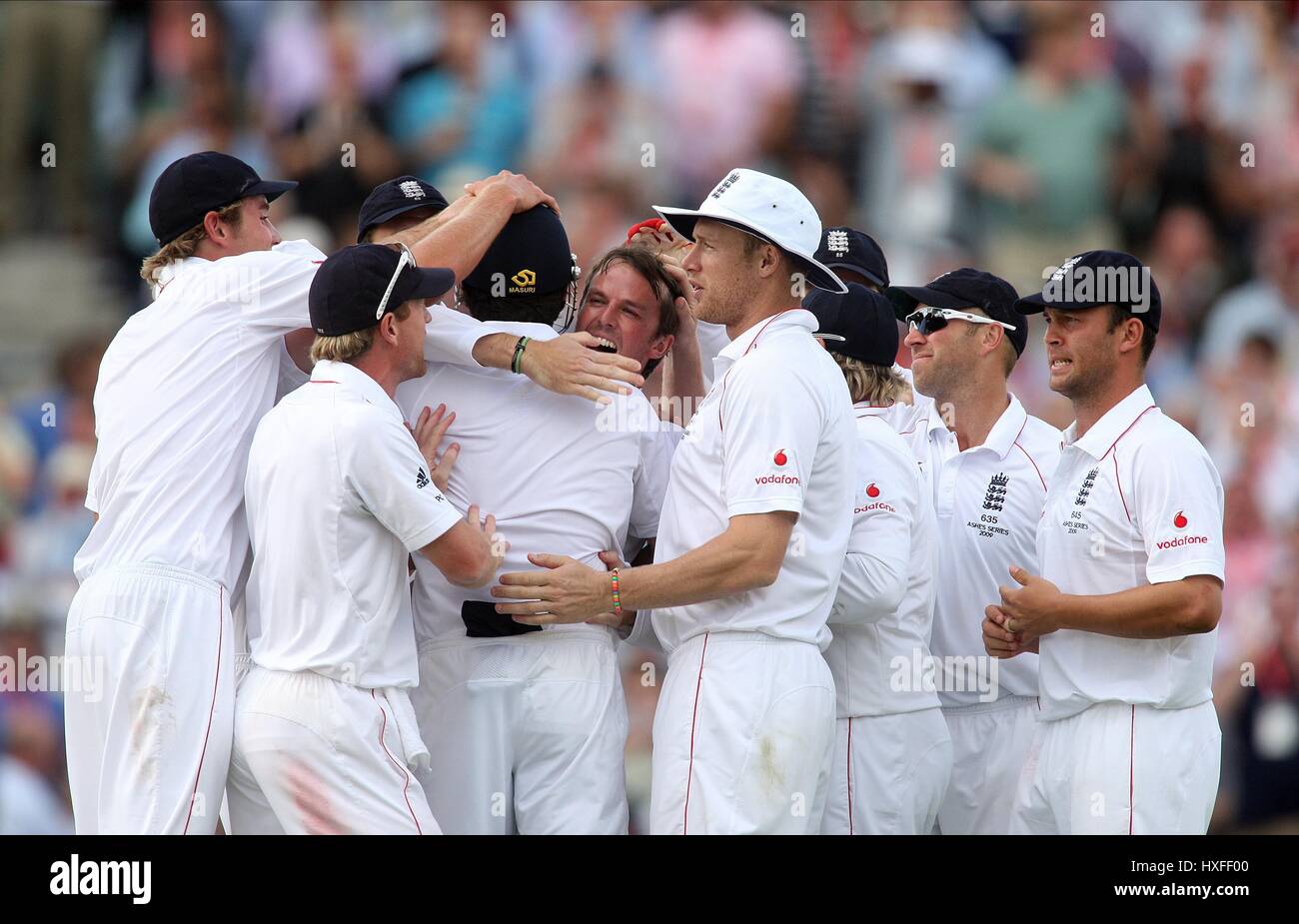 GRAEME SWANN & TEAM CELEBRATE ENGLAND V AUSTRALIA THE BRIT OVAL LONDON ...
