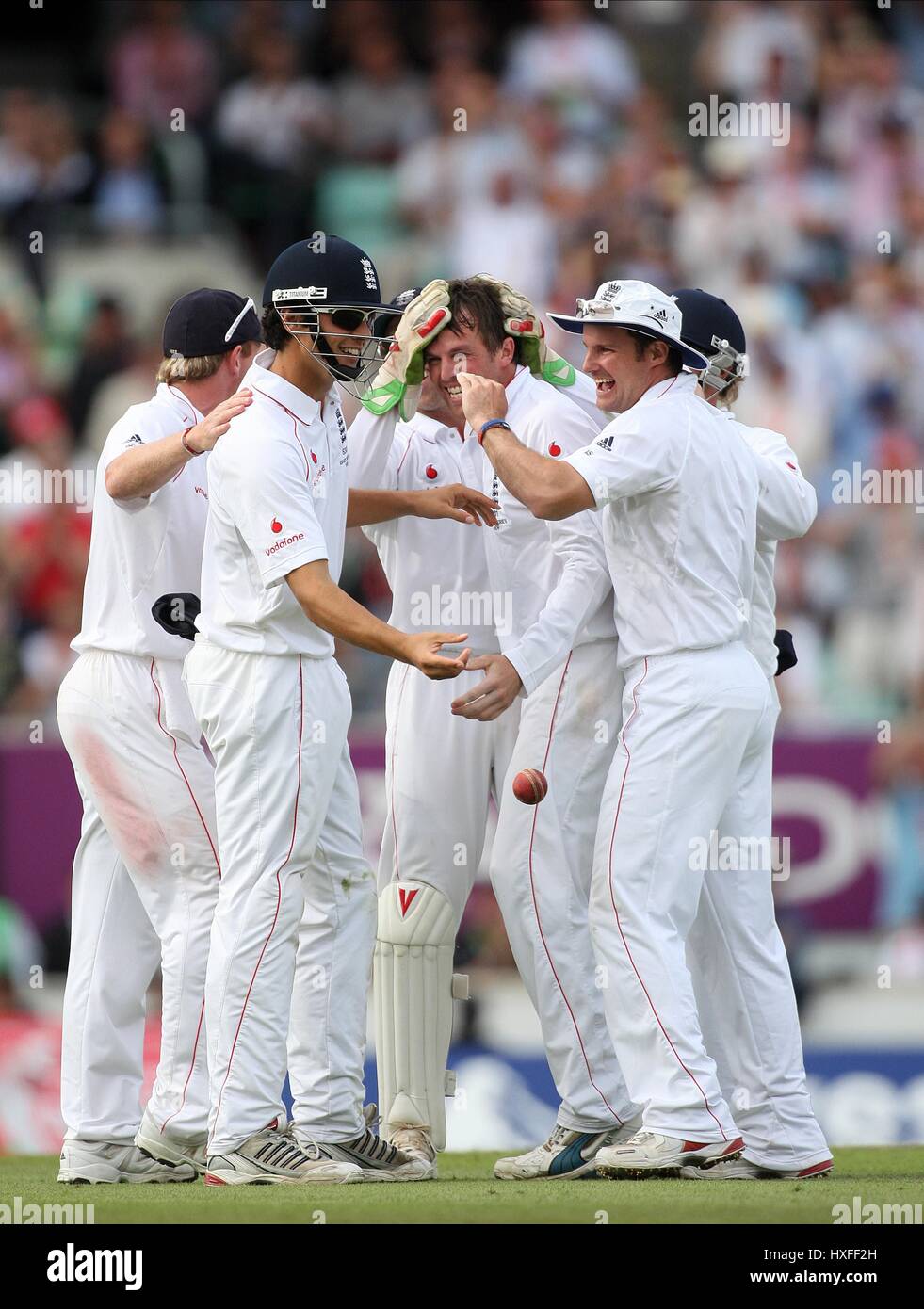 GRAEME SWANN & TEAM CELEBRATE ENGLAND V AUSTRALIA THE BRIT OVAL LONDON ...