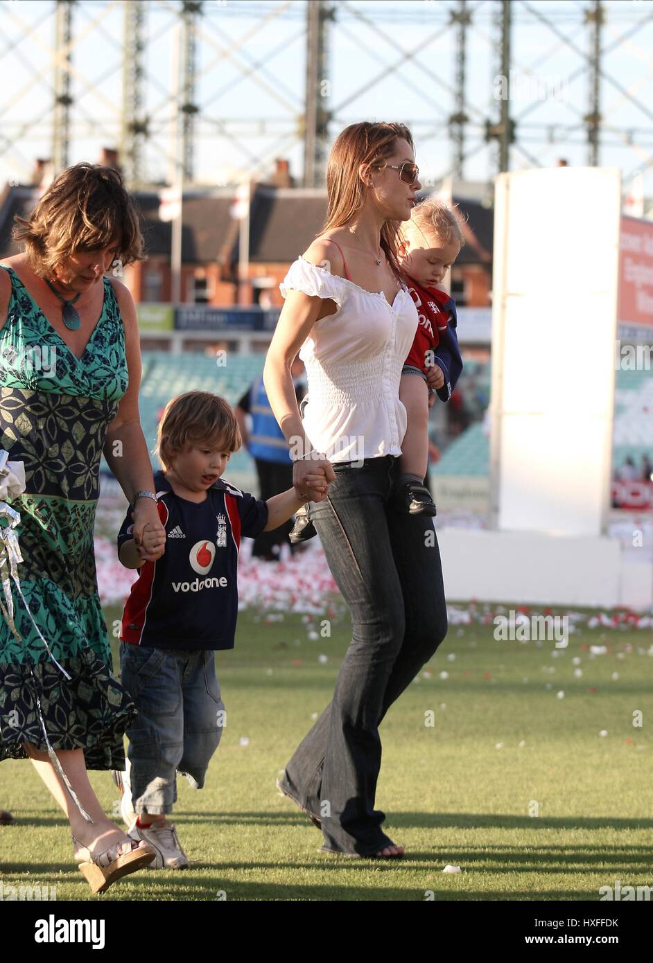 RACHEAL FLINTOFF & CHILDREN ENGLAND V AUSTRALIA THE BRIT OVAL LONDON ...