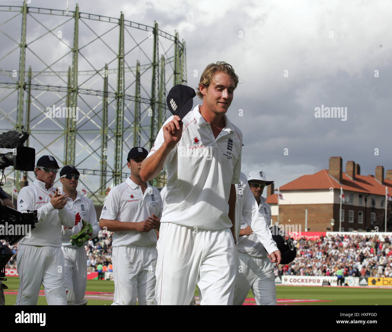 England test team celebrating hi-res stock photography and images - Alamy