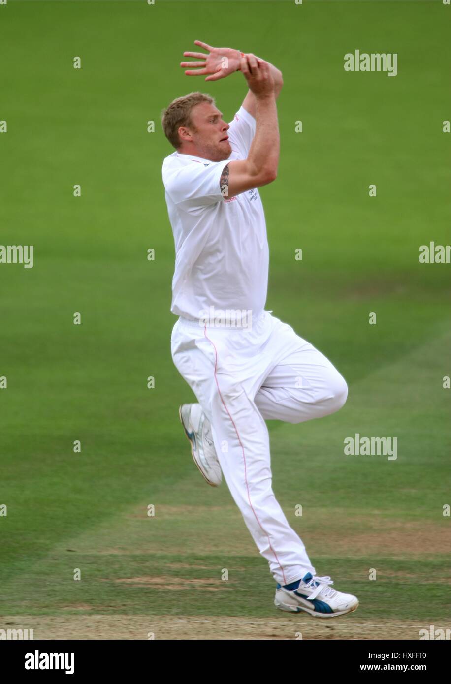 Andrew flintoff bowling hi-res stock photography and images - Alamy