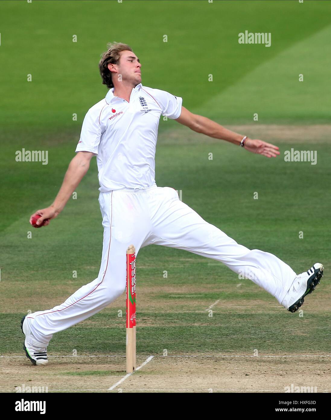 Stuart broad bowling england hi-res stock photography and images - Alamy