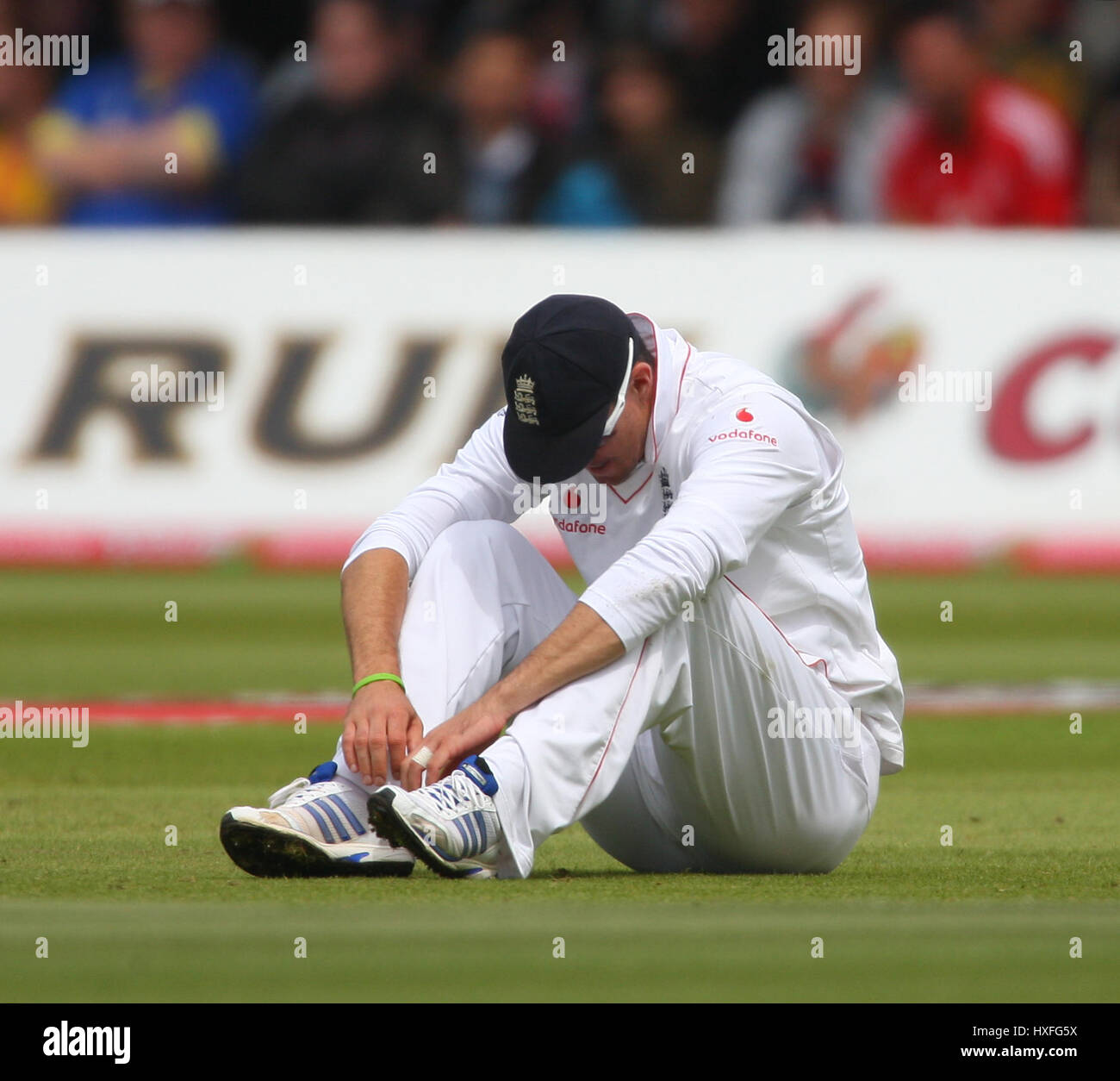 INJURED KEVIN PIETERSEN ENGLAND V AUSTRALIA LORDS LONDON ENGLAND 19 ...