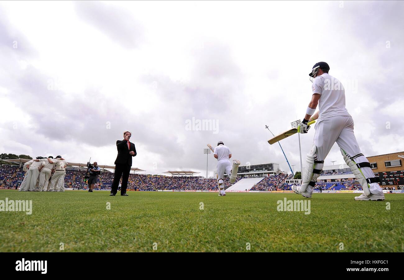 England take field on hi-res stock photography and images - Alamy
