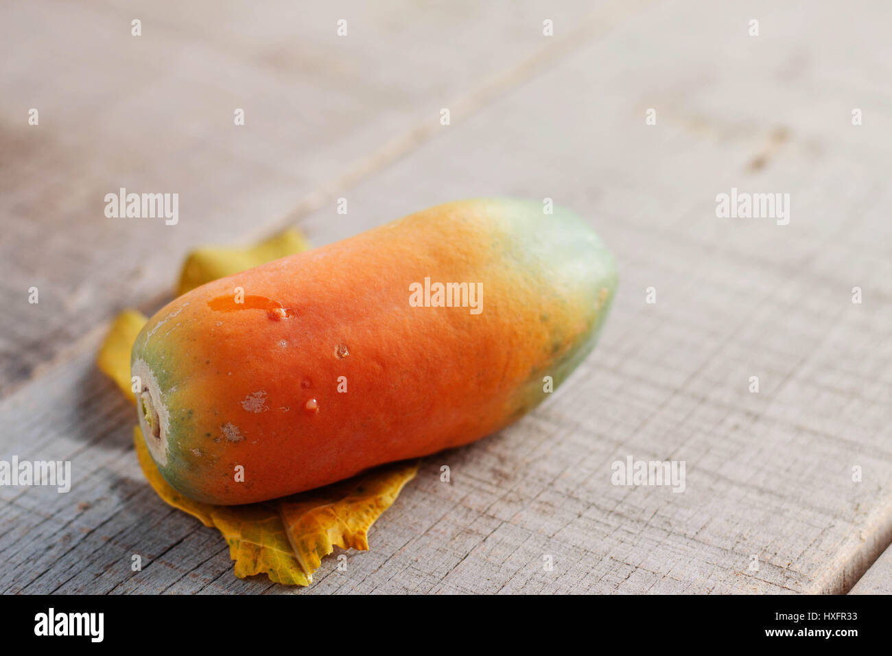 Papaya of ripe on the old wooden floor Stock Photo - Alamy