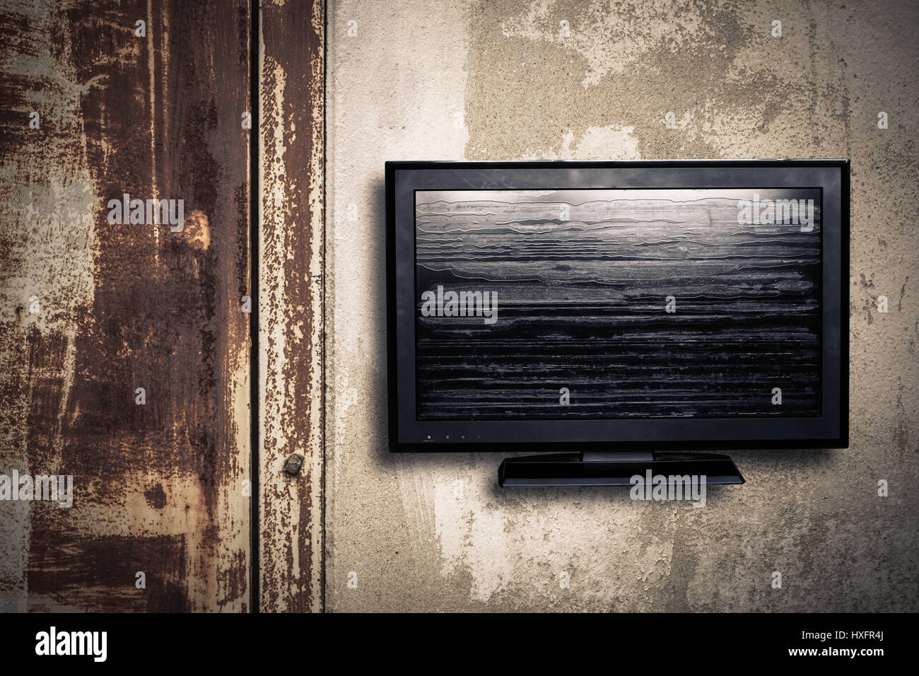 Television of old on a concrete wall Stock Photo - Alamy