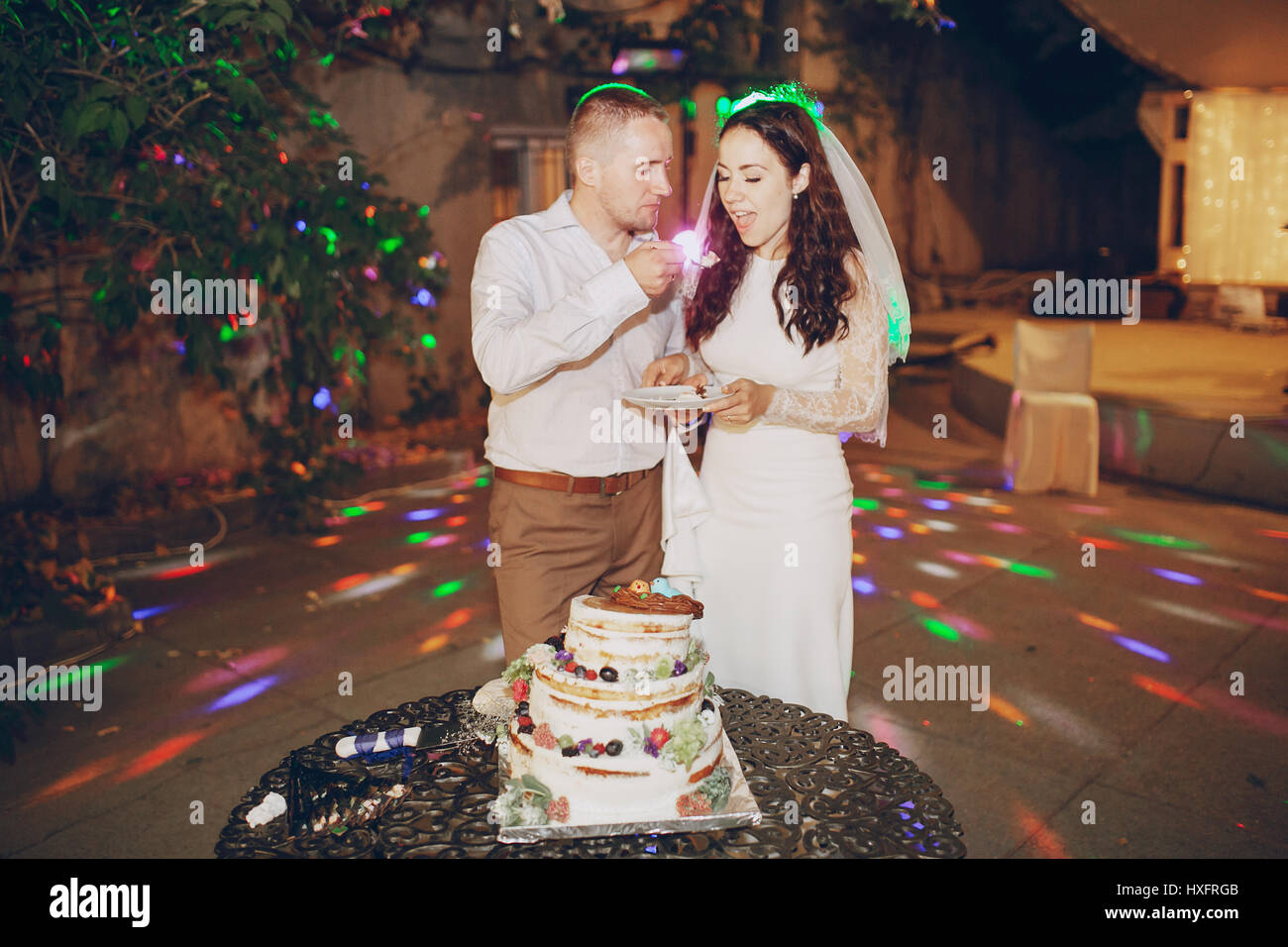 Cutting wedding cake hi-res stock photography and images - Alamy