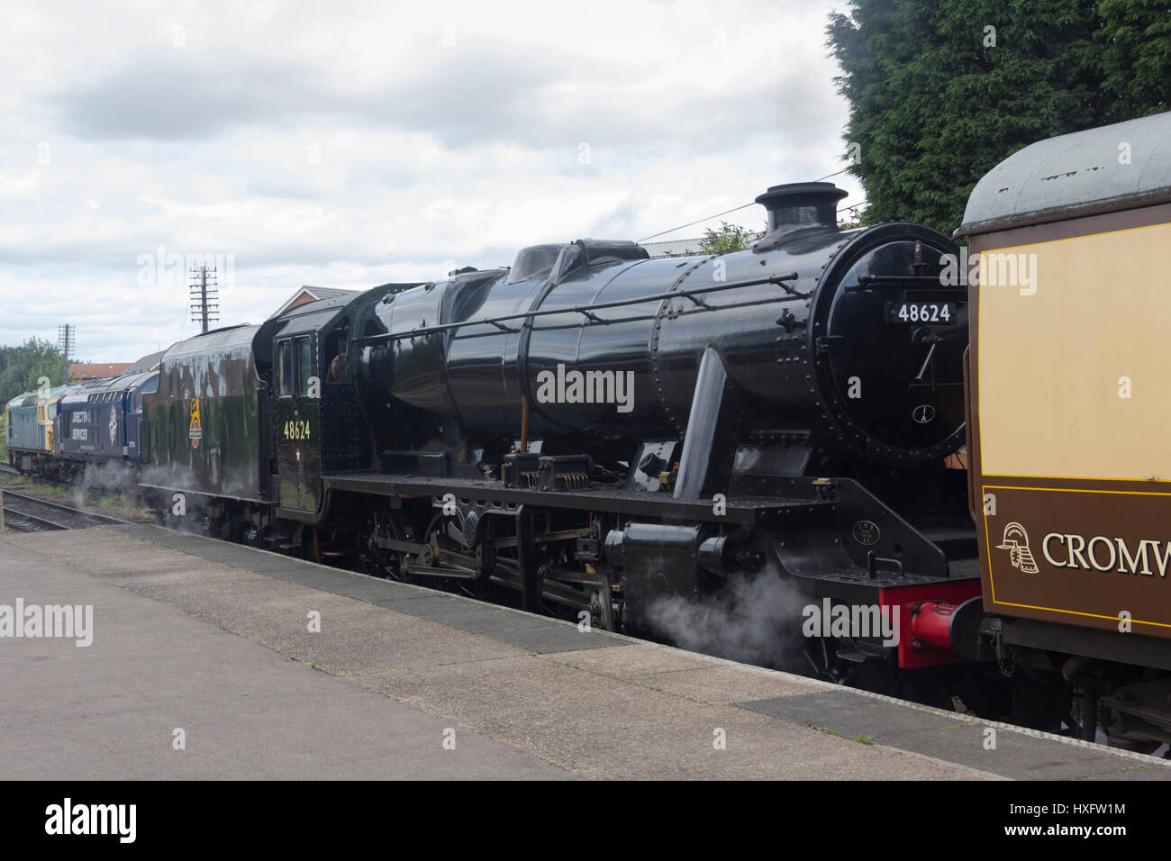 Stanier class 8F steam engine 48624, coupled to the 'Cromwell Pullman ...