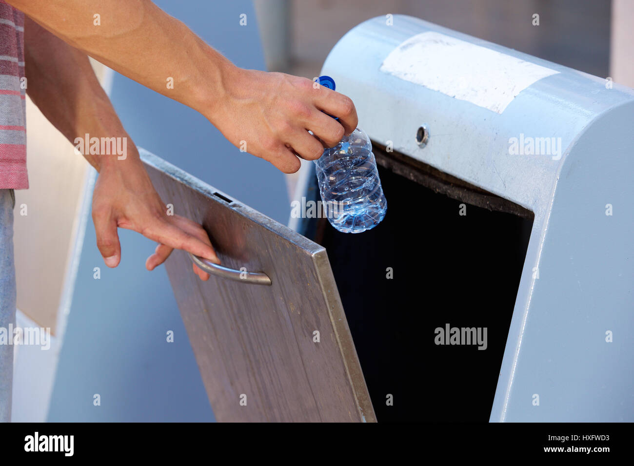 Man throwing garbage in bin hi-res stock photography and images - Alamy