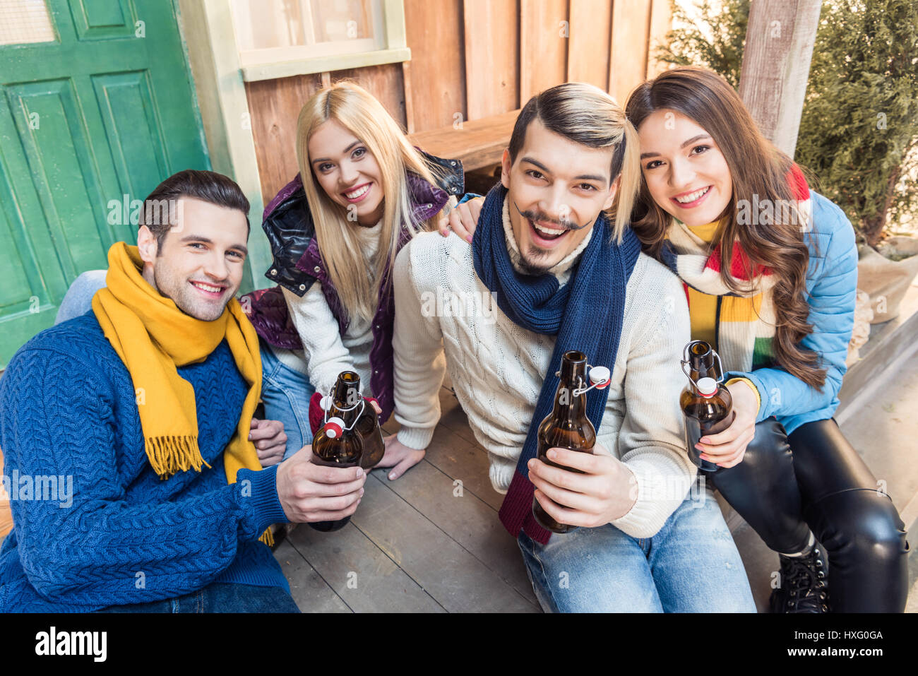 Four friends drinking beer outdoors hi-res stock photography and images ...