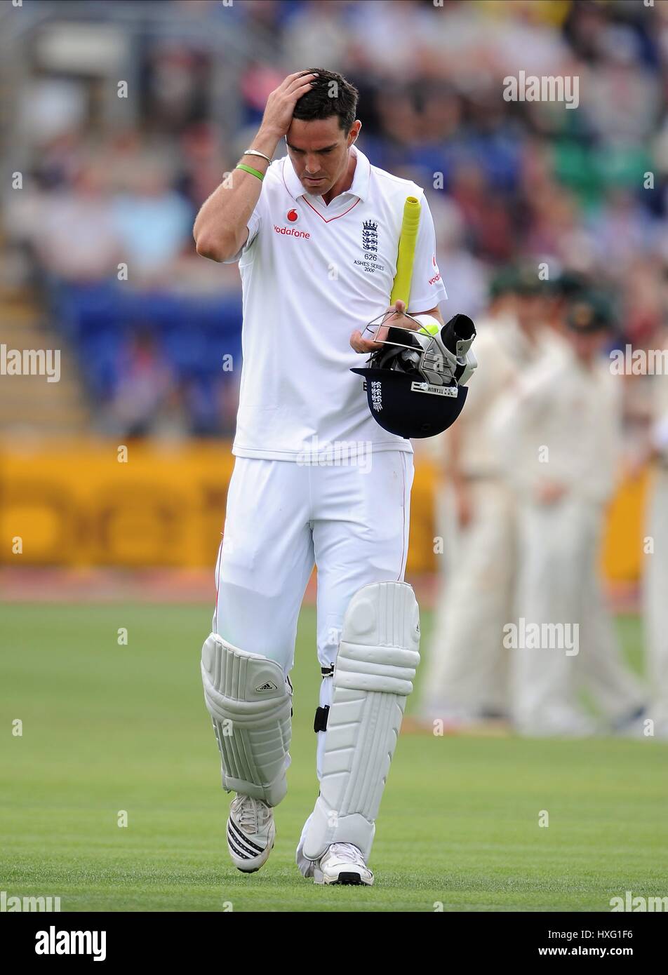 KEVIN PIETERSEN LEAVES THE FIE ENGLAND V AUSTRALIA CARDIFF SWALEC ...