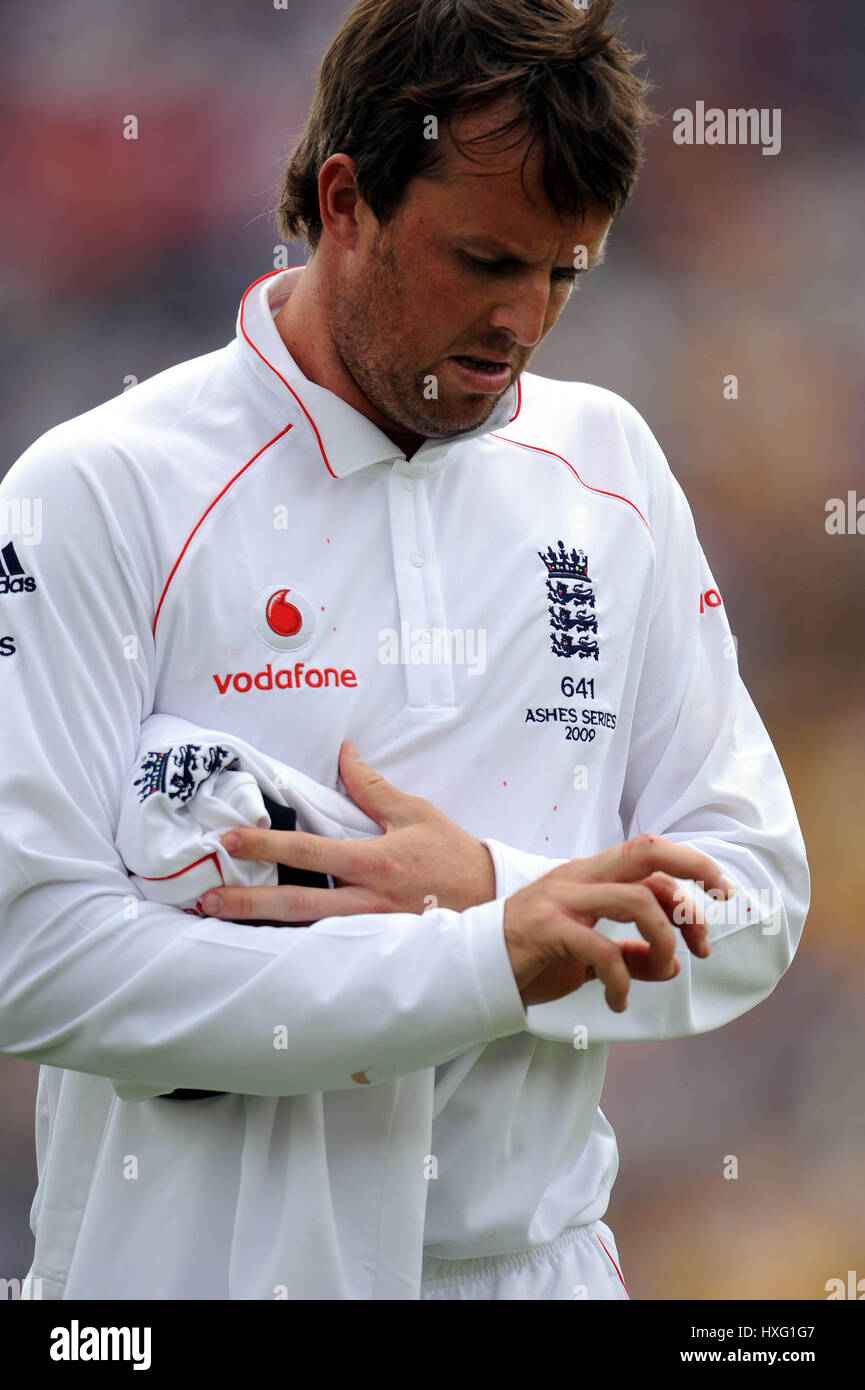 GRAEME SWAN PICKS UP FINGER IN ENGLAND V AUSTRALIA CARDIFF SWALEC ...
